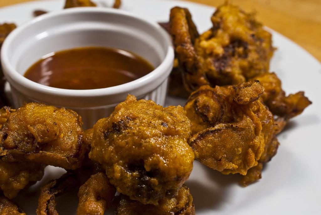 Vegetable Pakora with Mango Chilli Garlic Chutney